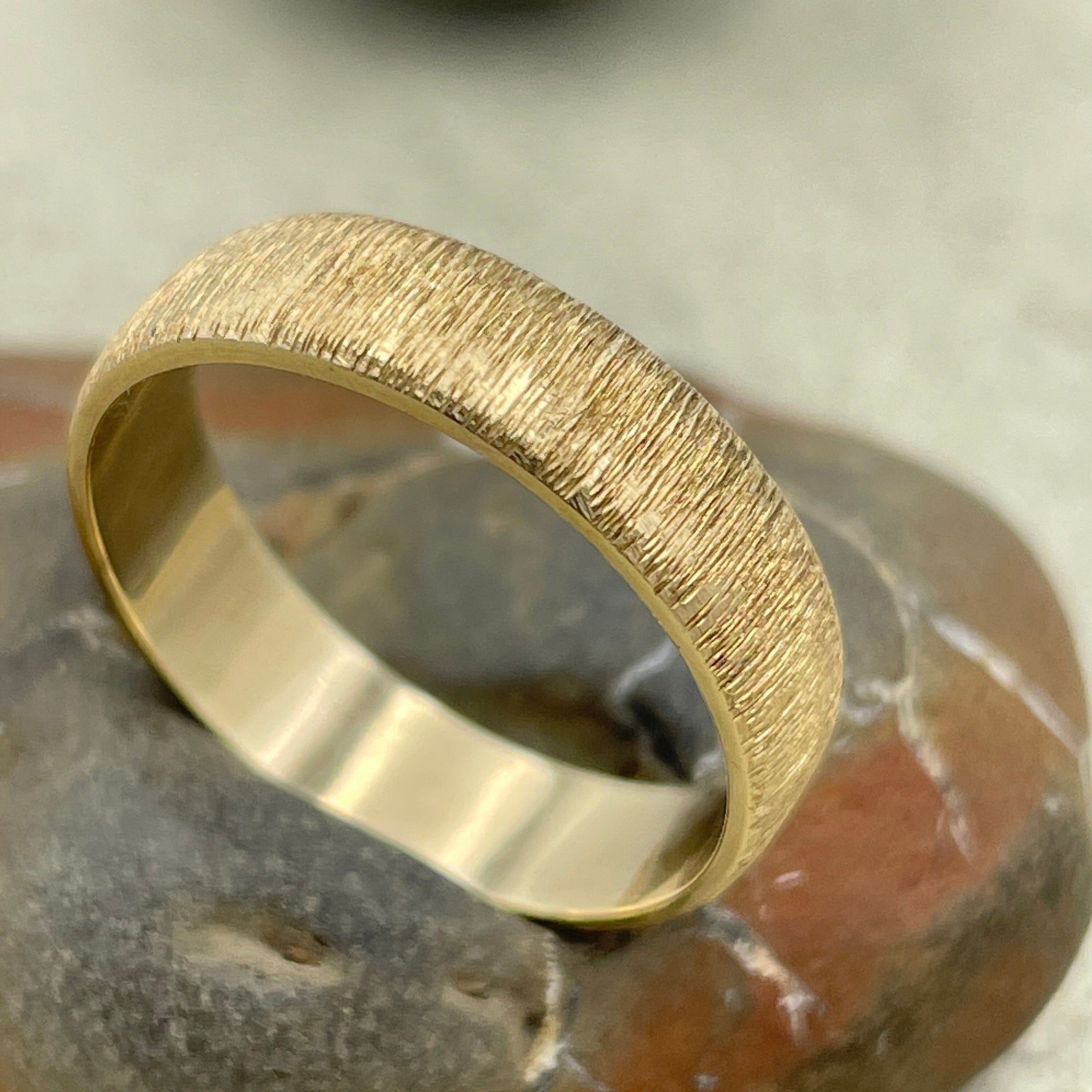 Vintage textured 9ct gold band ring